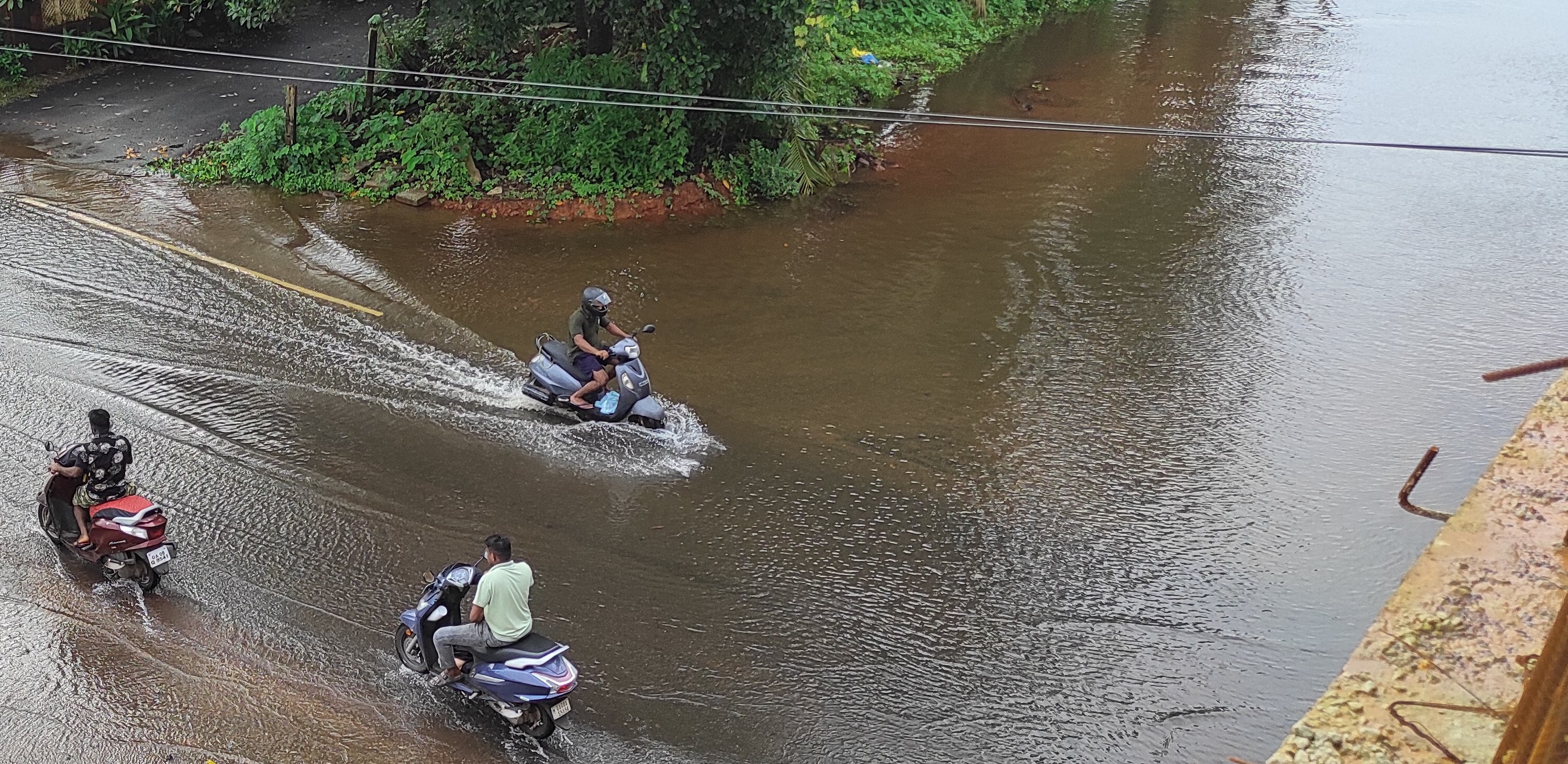 The Goan EveryDay: Roads along western bypass submerged under water