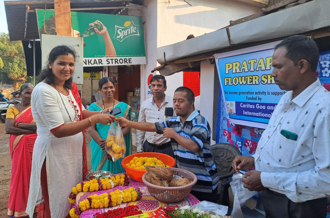 The Goan EveryDay: ﻿Locals rally around Pratap as he sets up flower ...