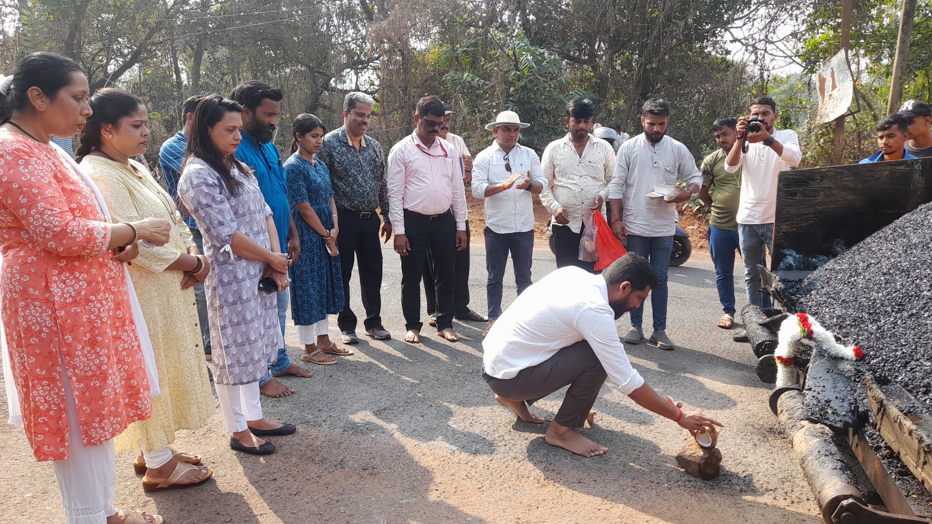 The Goan EveryDay: Hot-mixing of Pilar to Old Goa road ahead of ...
