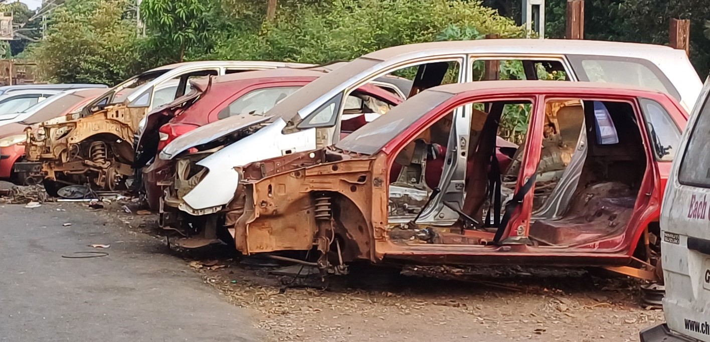 The Goan EveryDay: Scrap vehicles surface yet again along Margao ring ...