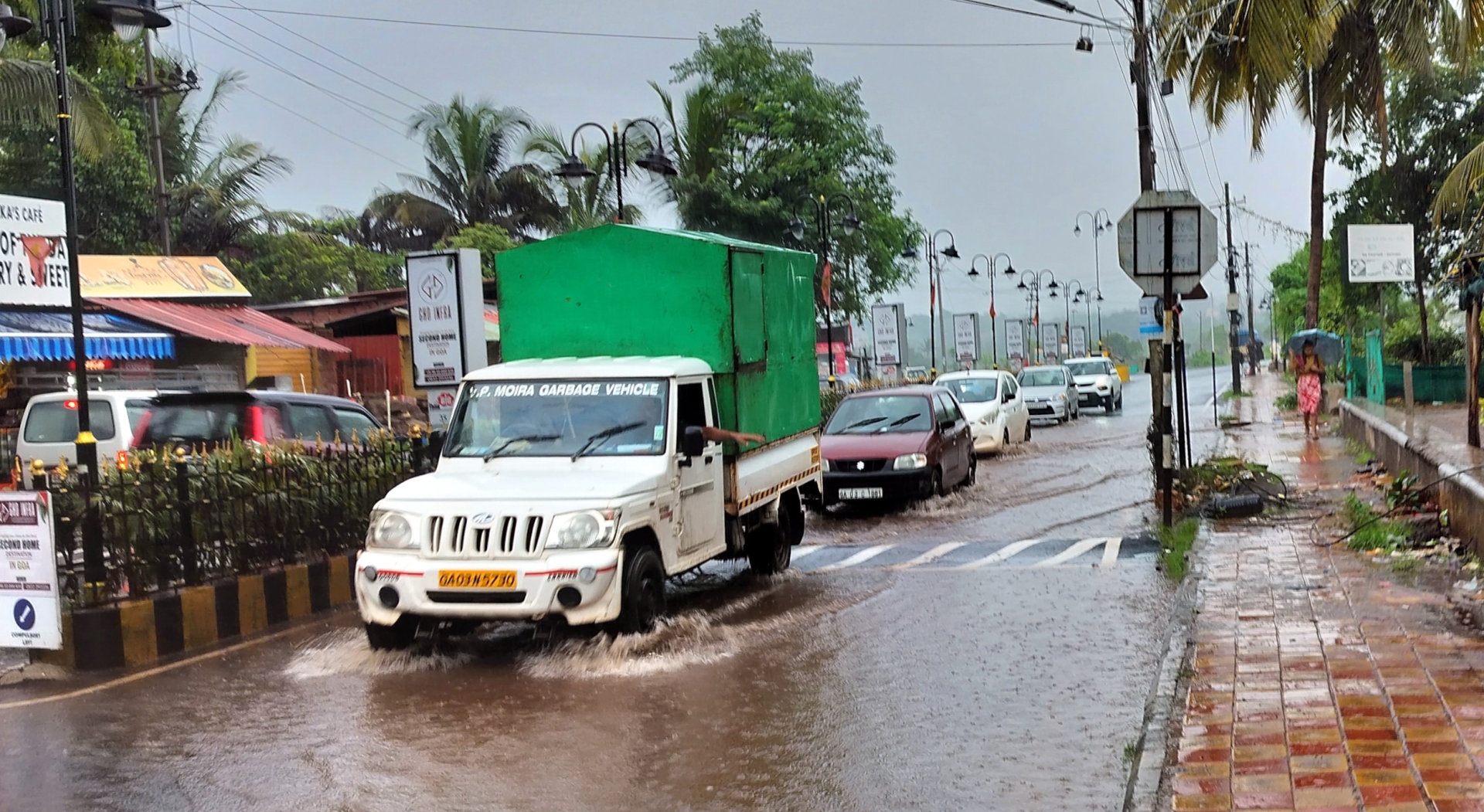 The Goan EveryDay: One heavy shower and Bastora junction goes under water