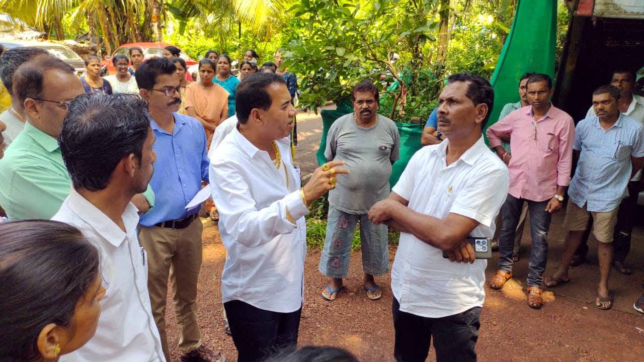 The Goan EveryDay: MLA, Sancoale VP inspect polluted Nullah at Shindole
