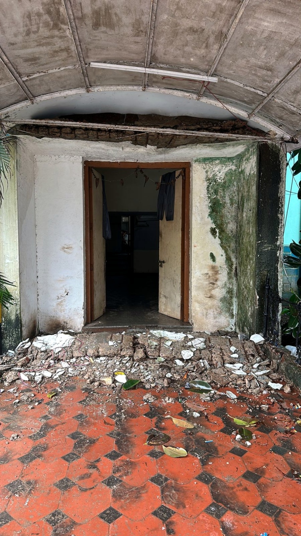 The Goan EveryDay: Guard narrowly escapes as concrete pieces fall from ...