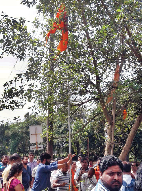 The Goan EveryDay: Hundreds reinstall Bhagwa Flag at Brahman Ghumti
