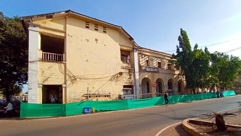The Goan EveryDay: GSUDA finally fences MMC building under renovation