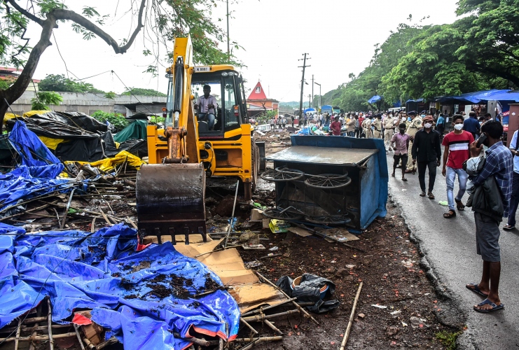 The Goan EveryDay: Kiosks outside GMC complex razed