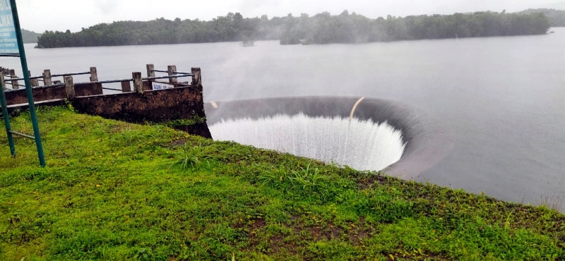 The Goan EveryDay: Selaulim dam overflows through duckbill spillway