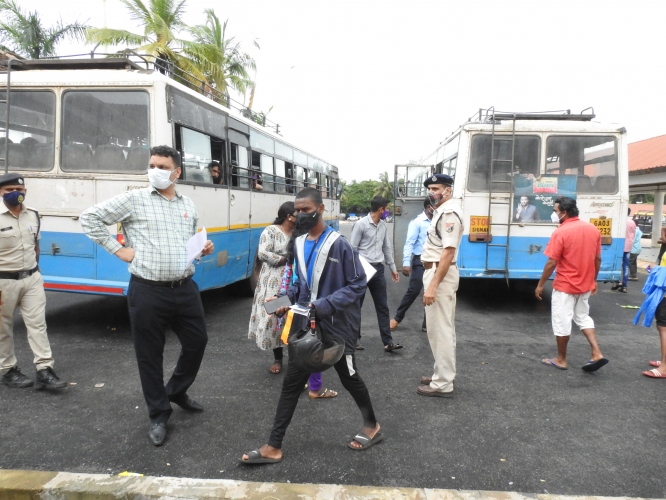 The Goan EveryDay: Slush chokes Old Goa tunnel; KTC buses ferry train ...