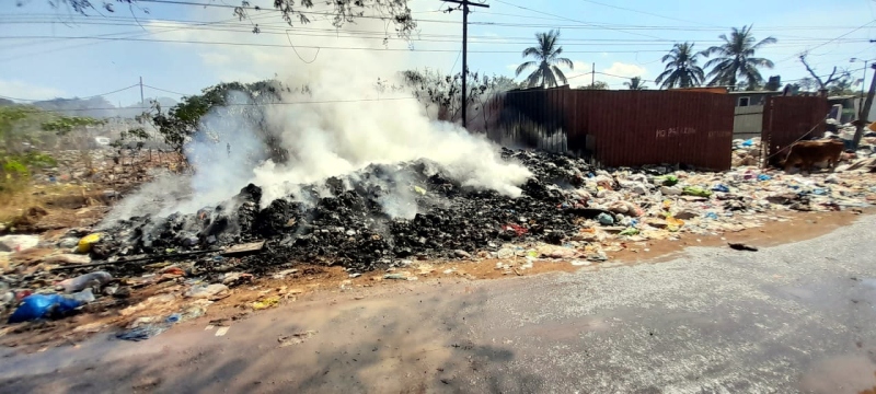 The Goan EveryDay: Chimbel waste pile near MRF site catches fire