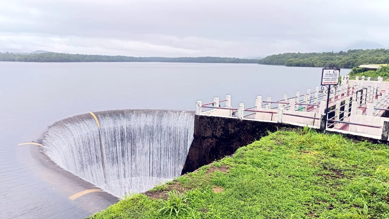 The Goan EveryDay: Selaulim dam overflows from spillway