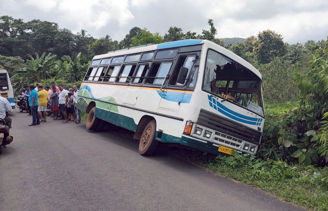 The Goan EveryDay: Bus goes off road at Gaondongrim, passengers escape ...