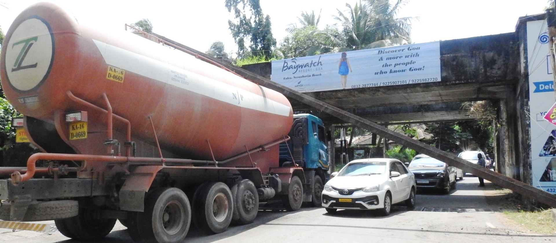 The Goan EveryDay: Heavy vehicle hits Mungul subway bridge railing ...