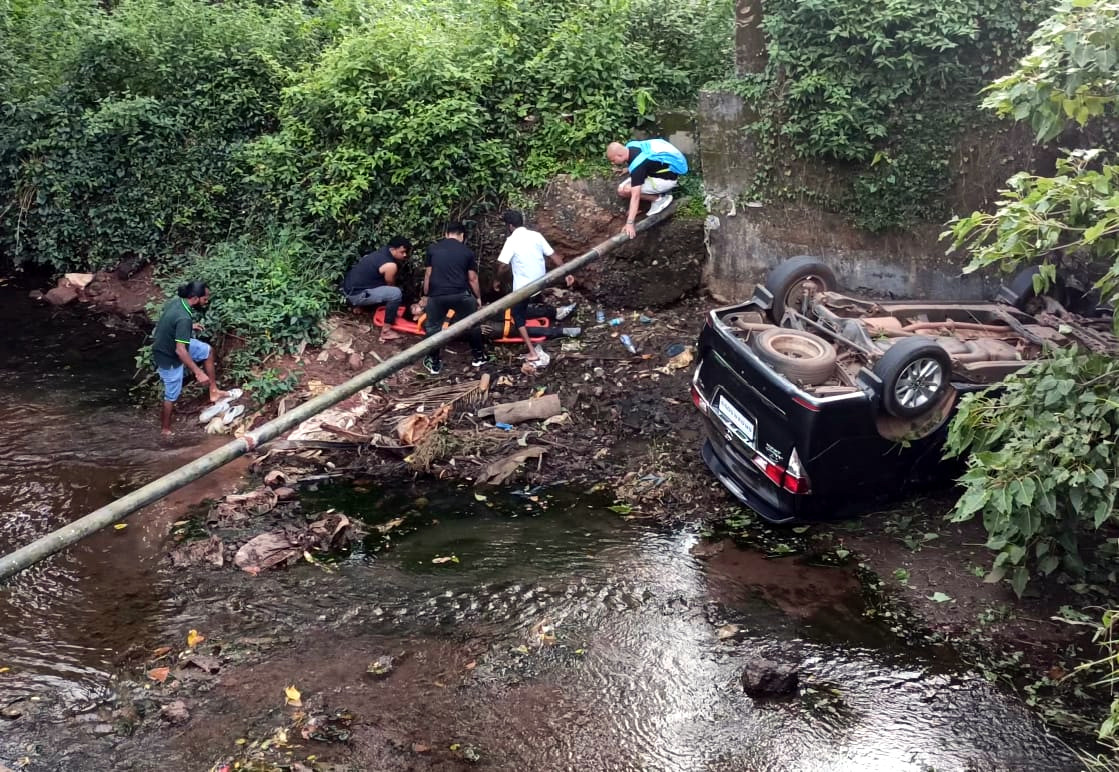 The Goan EveryDay: Car falls into gorge at Dabolim