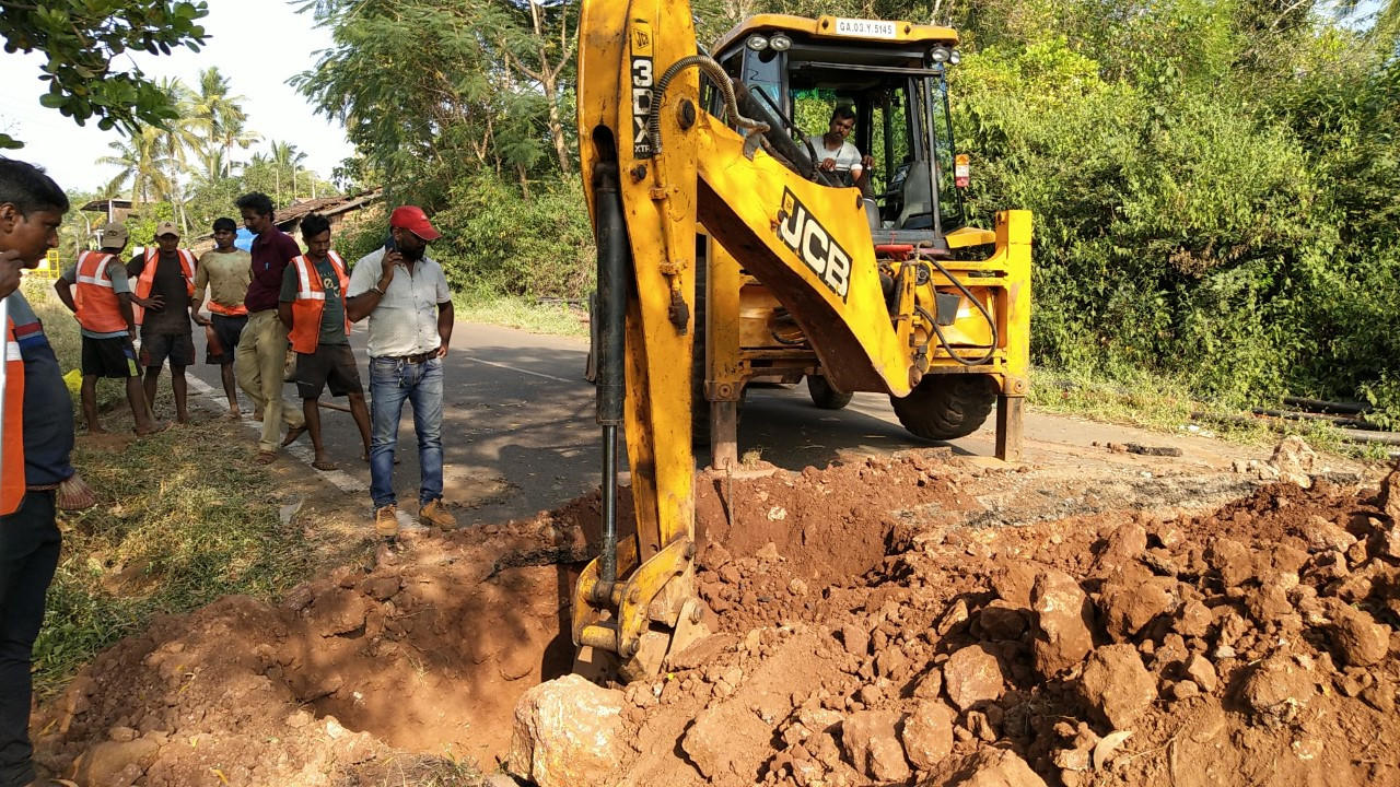 The Goan EveryDay: Work on underground cabling hampers traffic in Mandrem