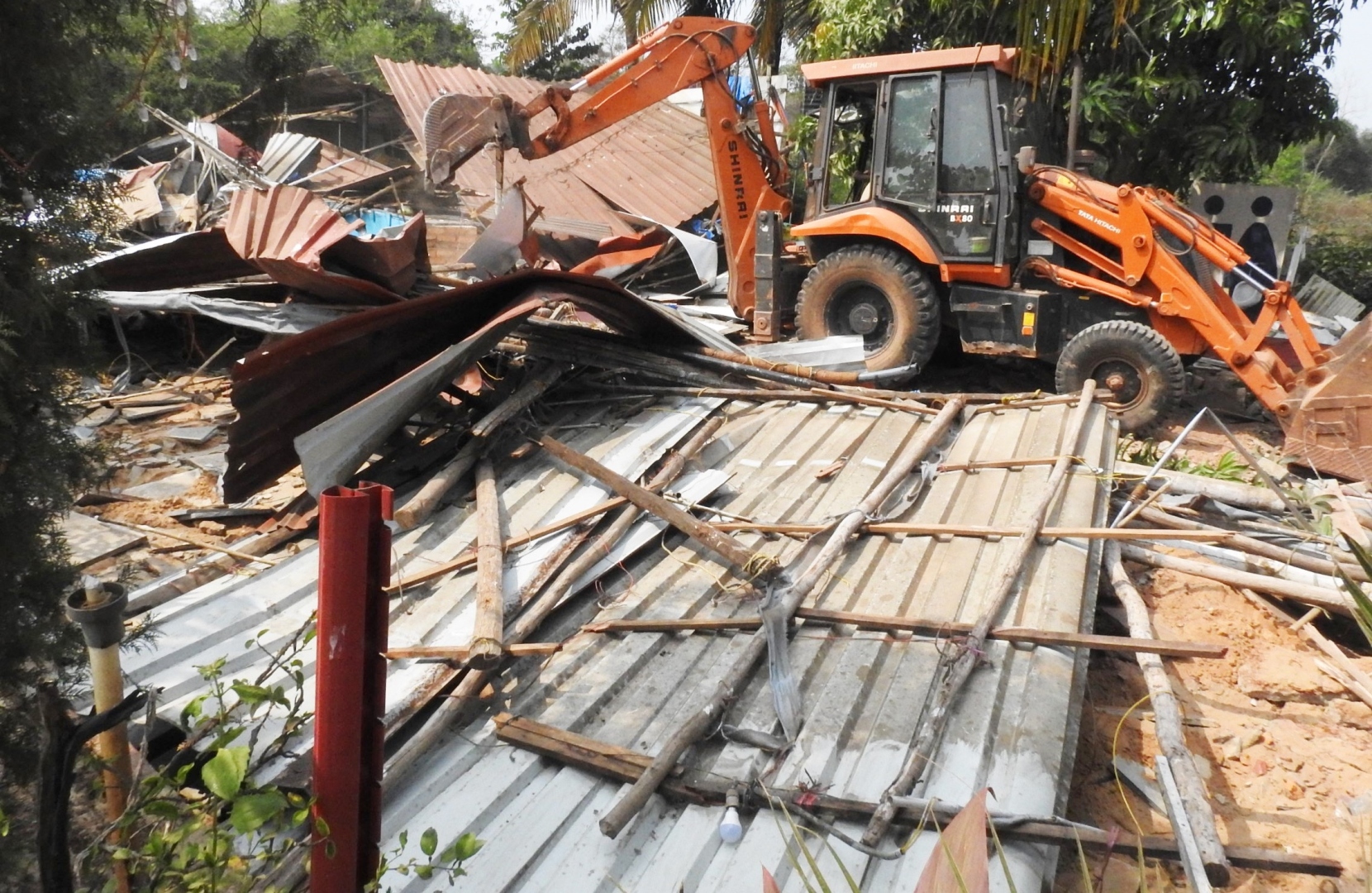The Goan EveryDay: Illegal bar & restaurant demolished at Colva