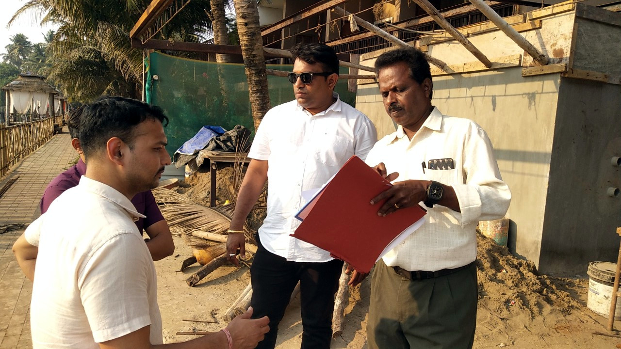 The Goan EveryDay: Mandrem VP inspects debris dumped by resort owner