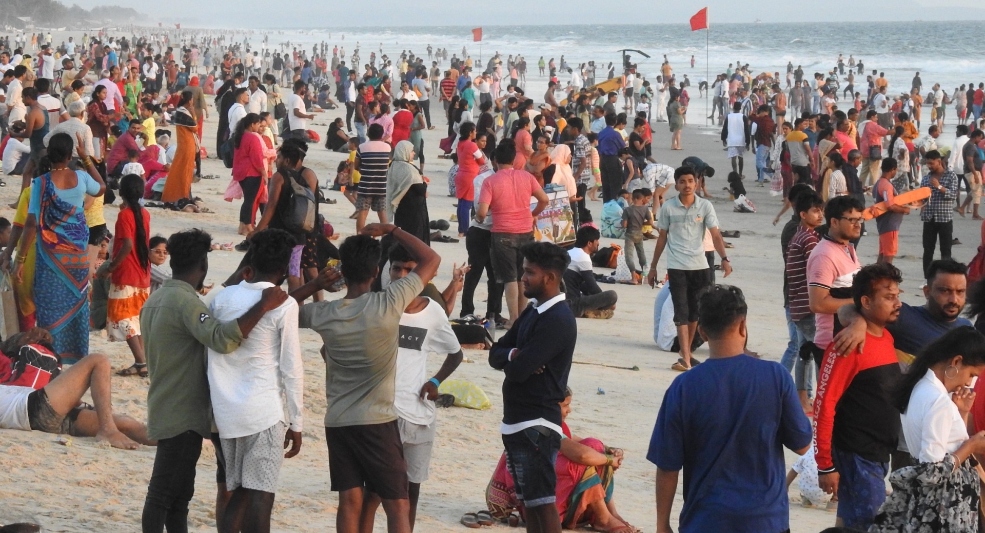 The Goan EveryDay: Thousands throng Colva beach belt to beat the heat