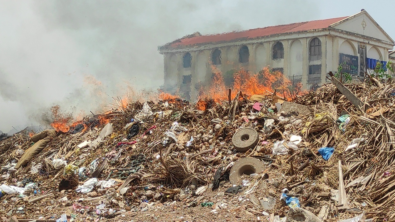 The Goan EveryDay: Burning waste dump near Margao KTC bus stand raises ...